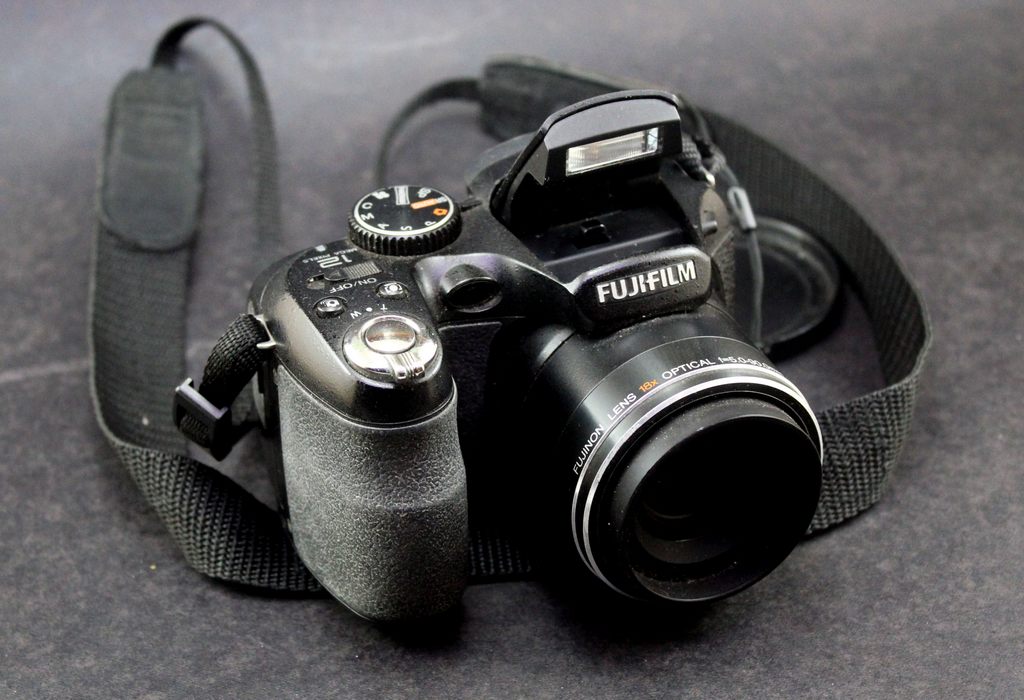 Câmera FujiFilm Finepix S1800 12MP Zoom 18x - Familia Muda