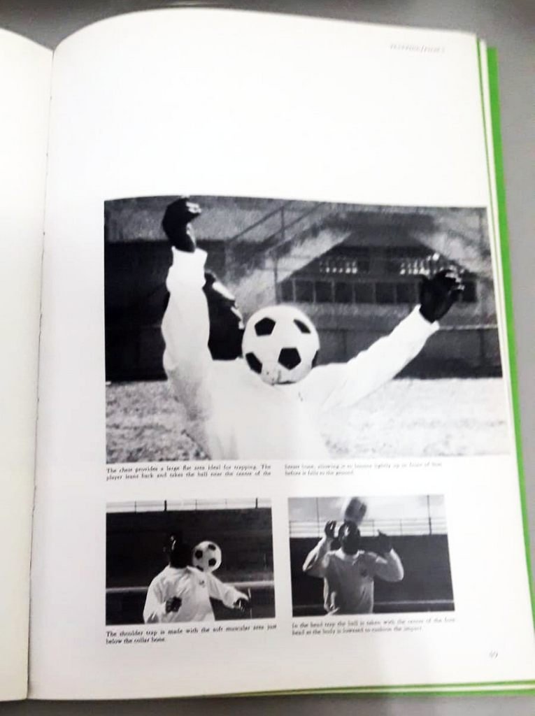 Raríssimo Livro Pelé, The Master and his Method • Familia Muda