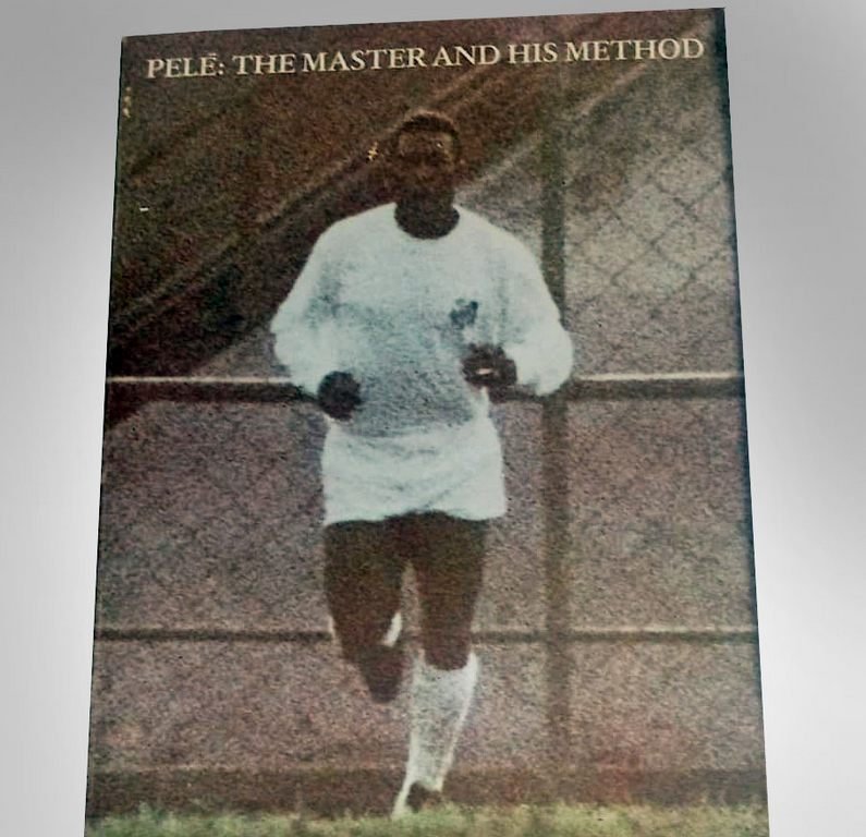 Raríssimo Livro Pelé, The Master and his Method - Familia Muda